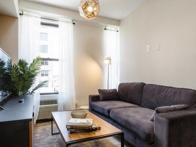 Room in Hell's Kitchen on a flexible lease