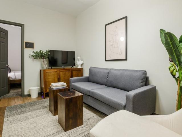Room in Hell's Kitchen on a flexible lease