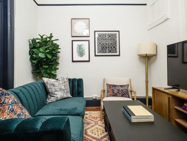 Room in Hell's Kitchen on a flexible lease