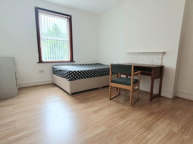room in Hereford Road, West Acton