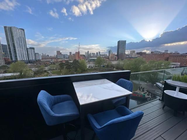 room in Keepers Quay, Manchester, M4