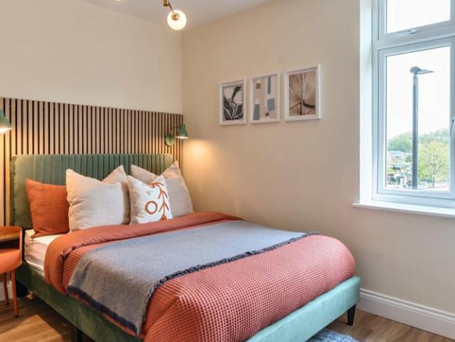 room in Kew Bridge Road