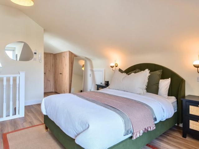 room in Kew Bridge Road