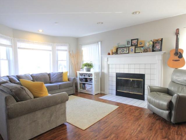 Room in Luxury Townhome Available