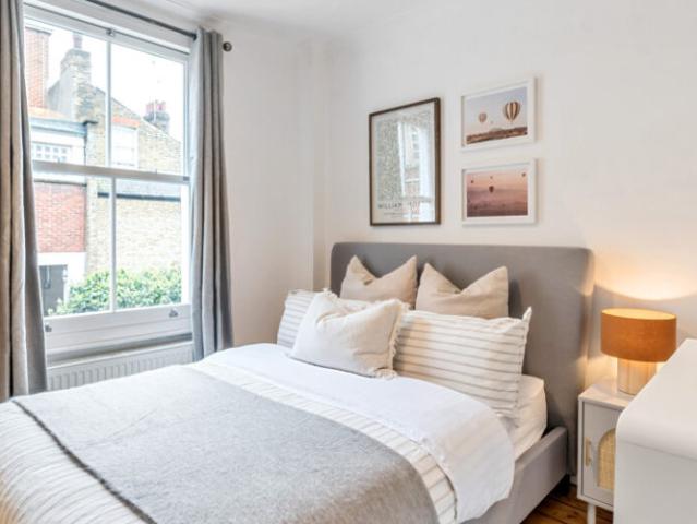 room in Latchmere Road
