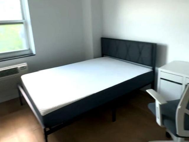 Room in LES 2 mins from subway ready for move