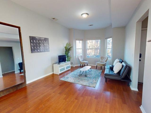 Room in Logan Square on a flexible lease