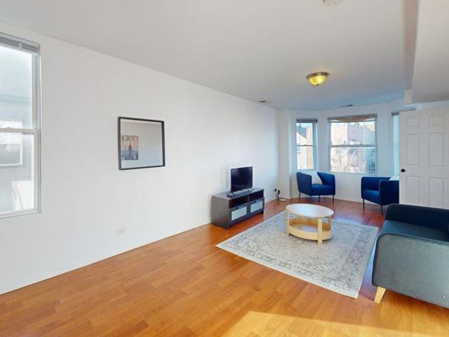 Room in Logan Square on a flexible lease
