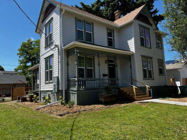 Room in Renovated Victorian   1 block to Universit