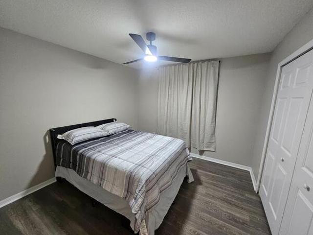Room in Riverview. Close to I 75, hospitals, banks, shopping plazas
