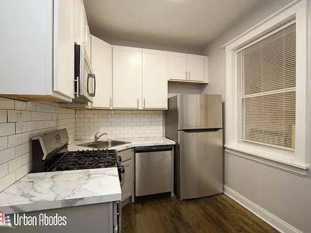 ROOM IN ROGERS PARK