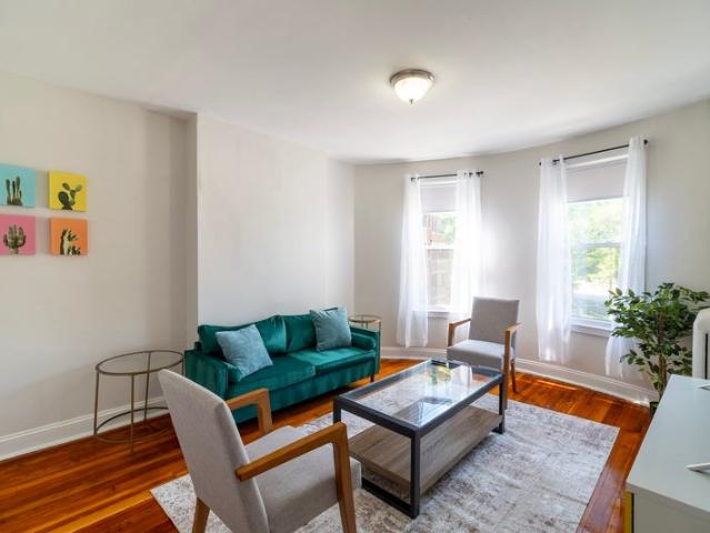 Room in Roxbury on a flexible lease