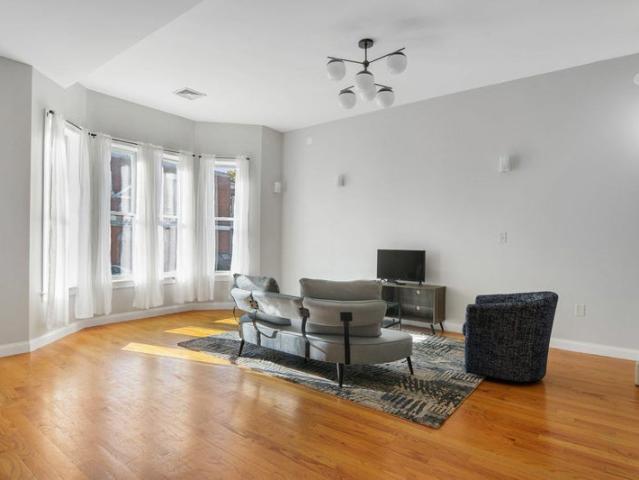 Room in Roxbury on a flexible lease