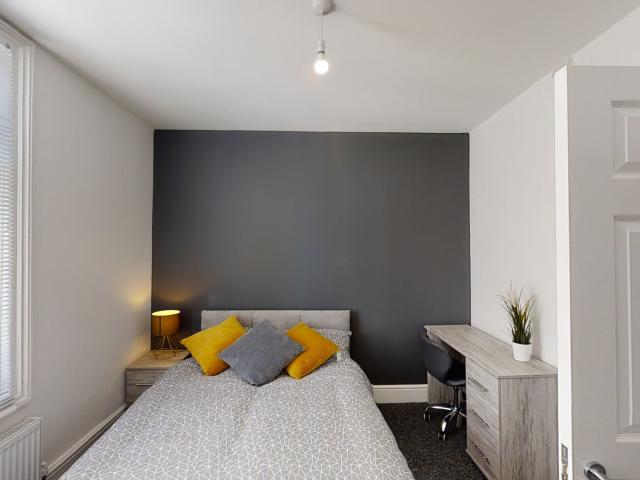 room in Stopford Road, Gillingham