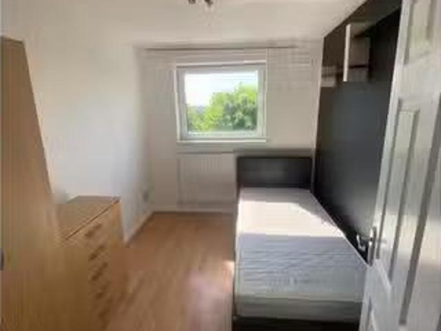 Room in shared 4 bedroom flat for rent in London