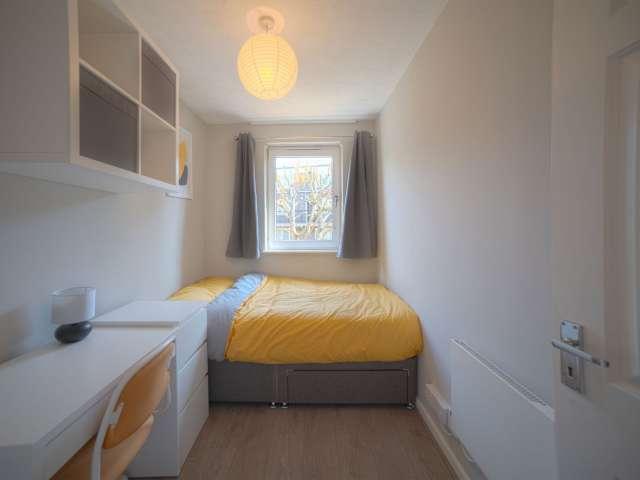 Room in shared 4 bedroom flat for rent, Limehouse, London