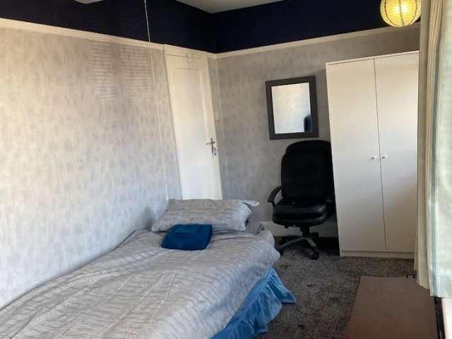 Room in shared 4 bedroom flat, Hyson Green North