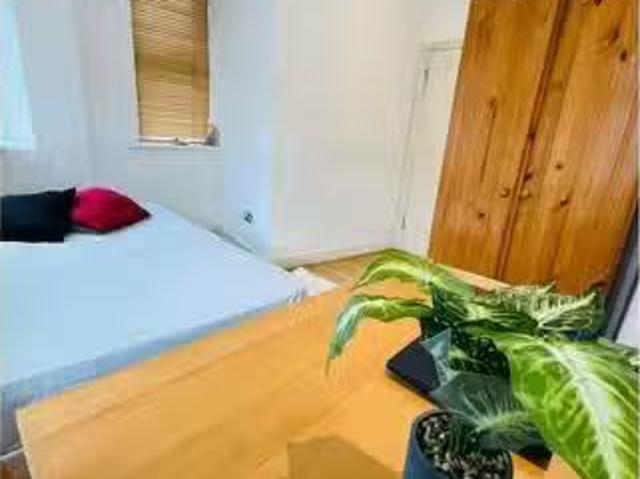 Room in shared 4 bedroom flat, Peninsula, London