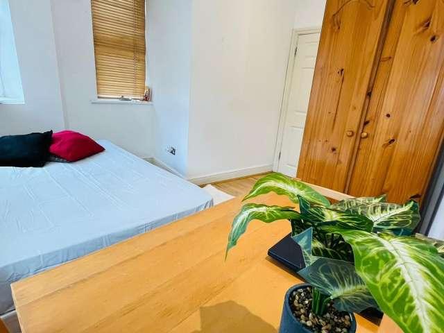 Room in shared 4 bedroom flat, Peninsula, London