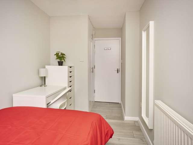 Room in shared 4 bedroom in Bow East, London