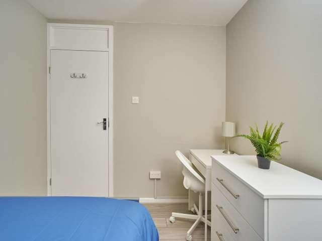 Room in shared 4 bedroom in Bow East, London