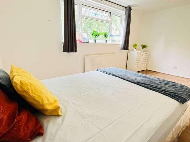 Room in shared 5 bed flat for rent in Saint George's, London
