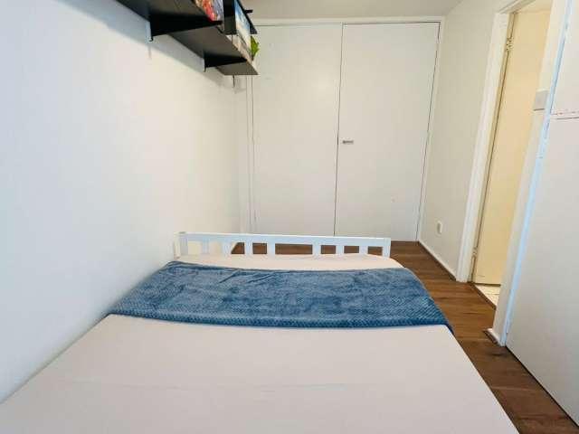 Room in shared 5 bed flat for rent in Saint George's, London