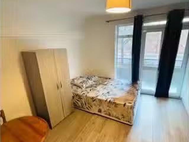 Room in shared 5 bedroom apartment, Brunswick Park