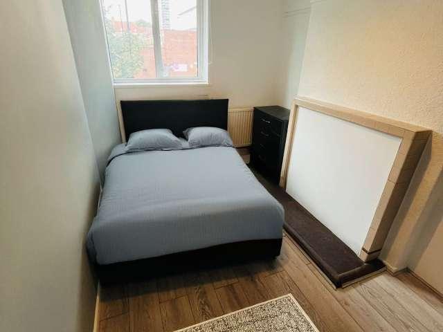 Room in shared 5 bedroom apartment, Brunswick Park