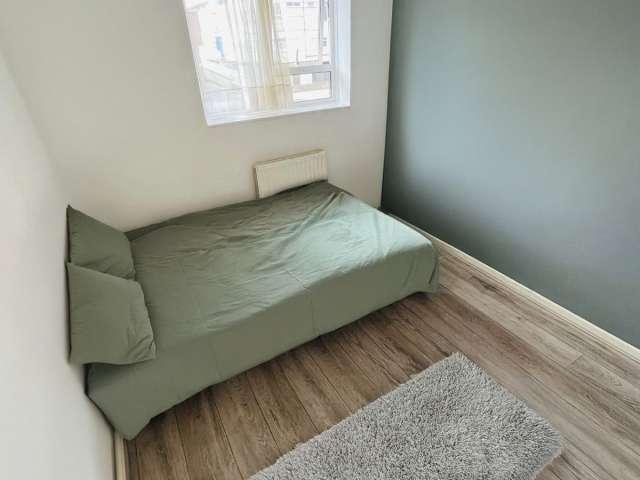 Room in shared 5 bedroom apartment, Brunswick Park