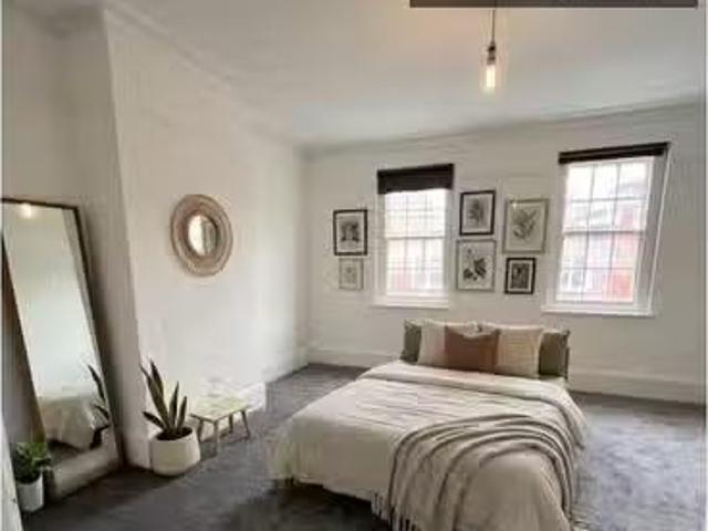 Room in shared 5 bedroom flat for rent in London
