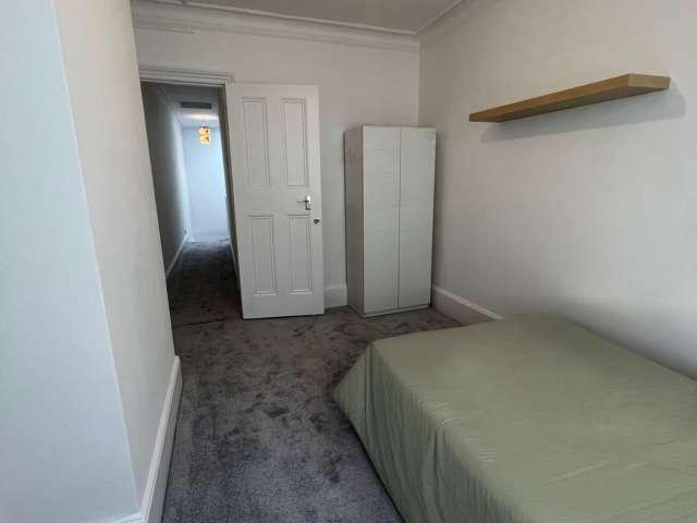 Room in shared 5 bedroom flat for rent in London
