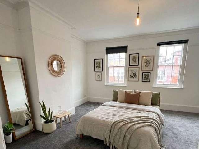 Room in shared 5 bedroom flat for rent in London