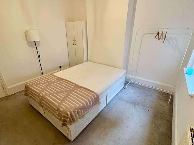 Room in shared 5 bedroom flat for rent in London