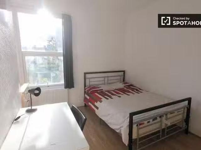 Room in shared 6 bedroom in Saint Ann's, London