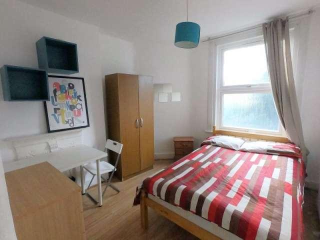 Room in shared 6 bedroom in Saint Ann's, London