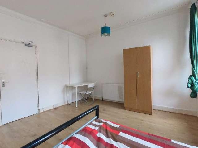 Room in shared 6 bedroom in Saint Ann's, London