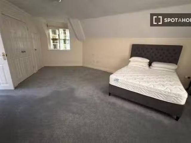 Room in shared 1 bedroom flat for rent, Virginia Water