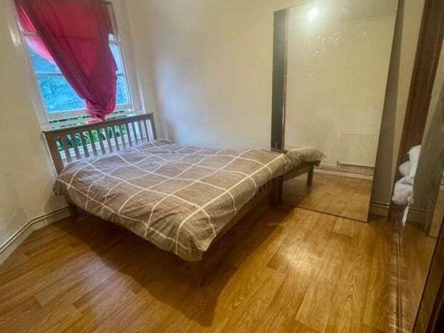 Room in shared 2 bedroom flat for rent in London