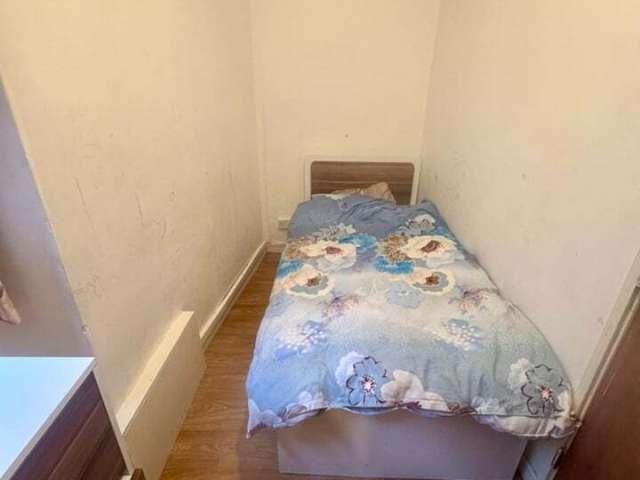 Room in shared 2 bedroom flat for rent in London