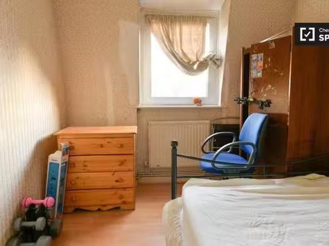 Room in shared 3 bedroom apartment for rent, Vassall