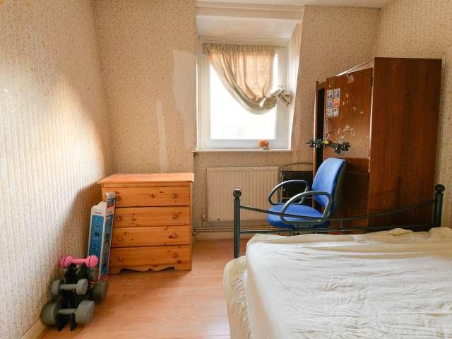 Room in shared 3 bedroom apartment for rent, Vassall