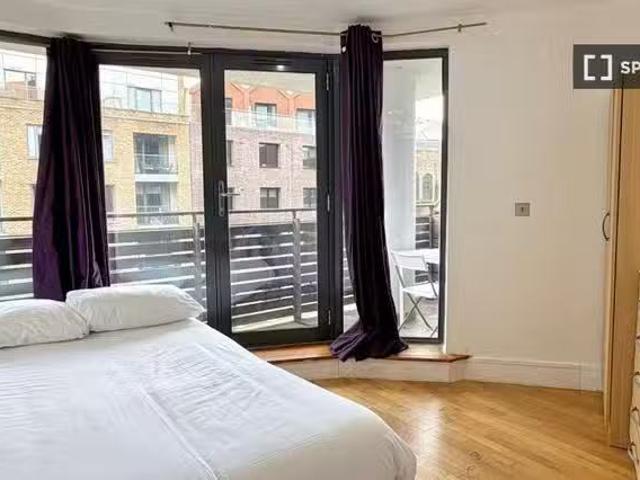 Room in shared 3 bedroom flat for rent in Limehouse