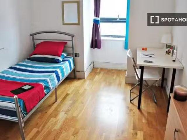 Room in shared 3 bedroom flat for rent in Limehouse