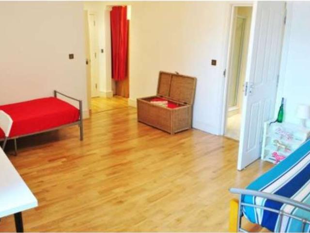 Room in shared 3 bedroom flat for rent in Limehouse