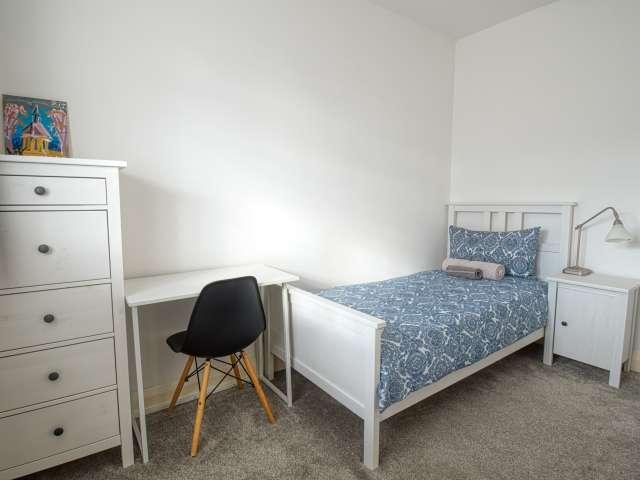 Room in shared 3 bedroom flat for rent in London