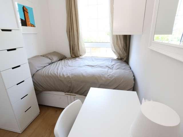 Room in shared apartment for rent in Bow East, London