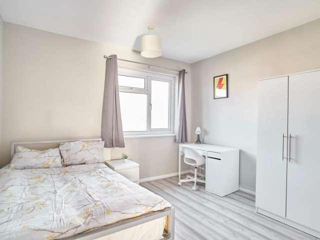 Room in shared apartment for rent in Bow West, London