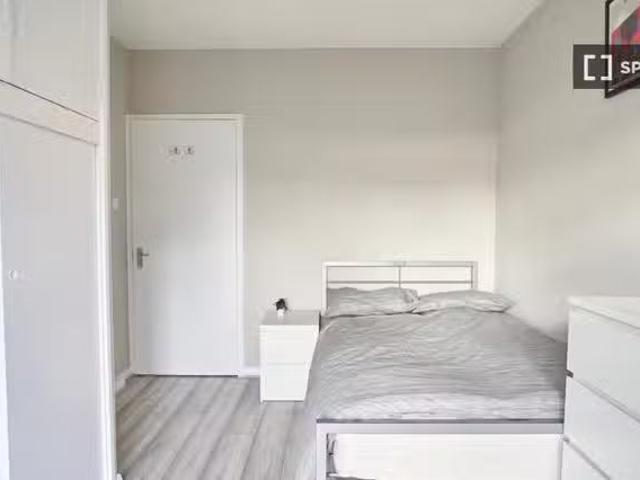 Room in shared apartment for rent in Bow West, London