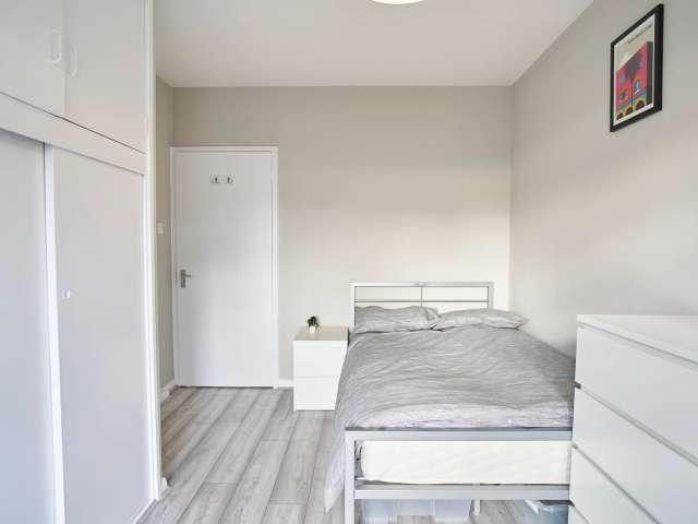 Room in shared apartment for rent in Bow West, London